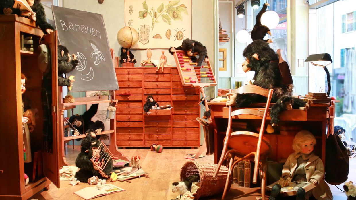 Display windows - Monkeys at school